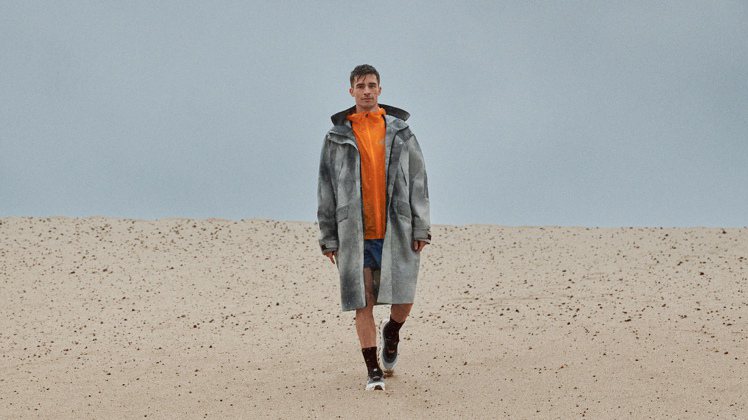 LOEWE once again joins hands with functional shoe brand On to create a ...
